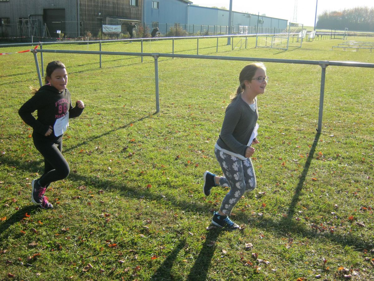 Rencontre d’athlétisme et course longue pour les CM1/CM2 – Ecole de Myans
