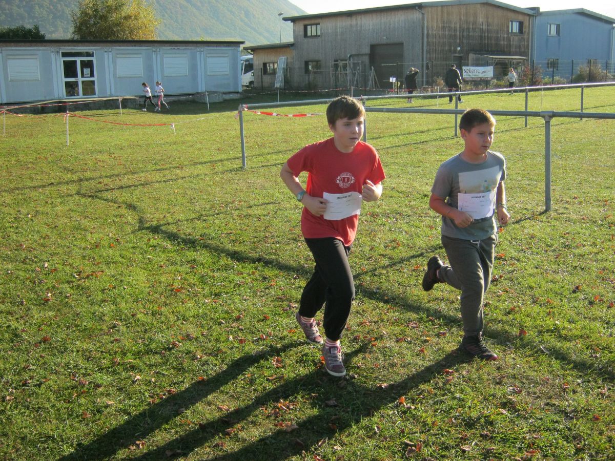 Rencontre d’athlétisme et course longue pour les CM1/CM2 – Ecole de Myans