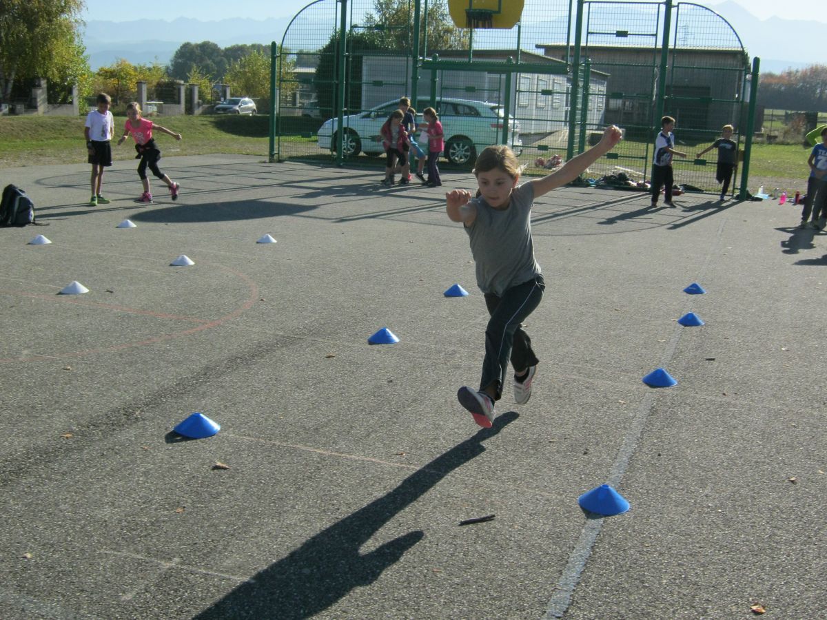 Rencontre d’athlétisme et course longue pour les CM1/CM2 – Ecole de Myans